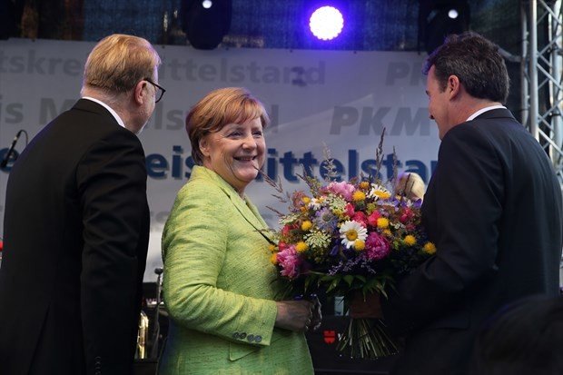 Merkel döner kesti - KARAR