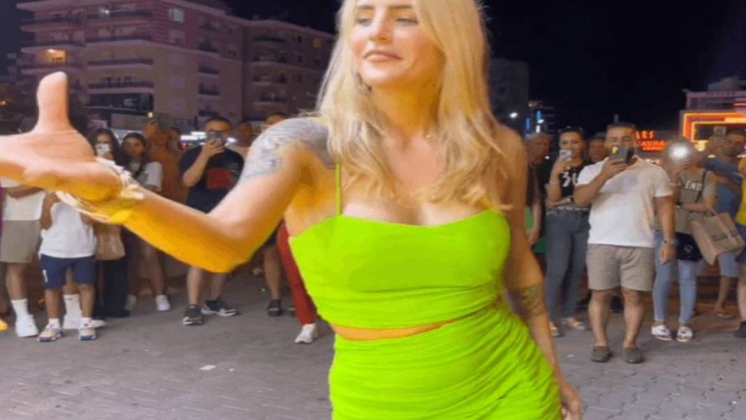 Çılgın Dondurmacı bu sefer sınırı fena aştı! Mini elbiseli müşterisinin ...