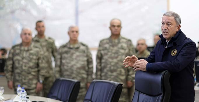 Bakan Akar ile komutanlar sınır hattında Bakan Akar ile komutanlar sınır hattında