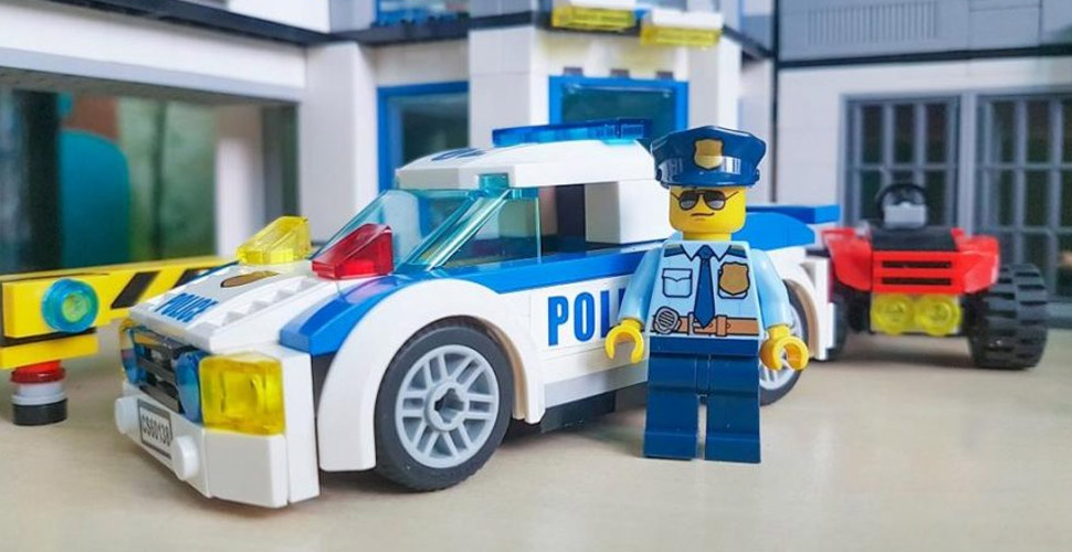 Lego, polis oyuncaklarının satışını durduruyor