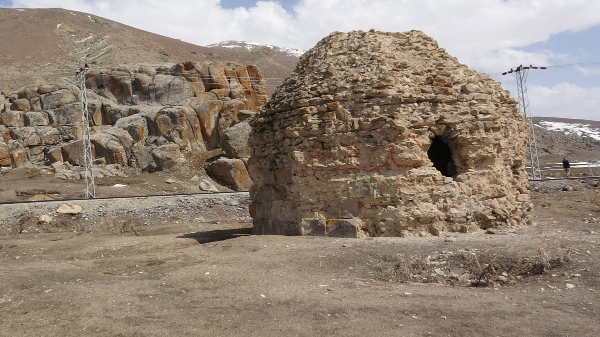 Tarihi zindan define avcılarının hedefi oldu - KARAR
