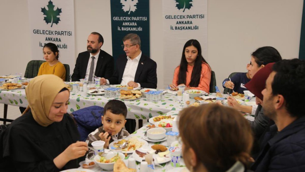 Davutoğlu: Zorlu günleri hep birlikte aşacağız Davutoğlu: Zorlu günleri hep birlikte aşacağız