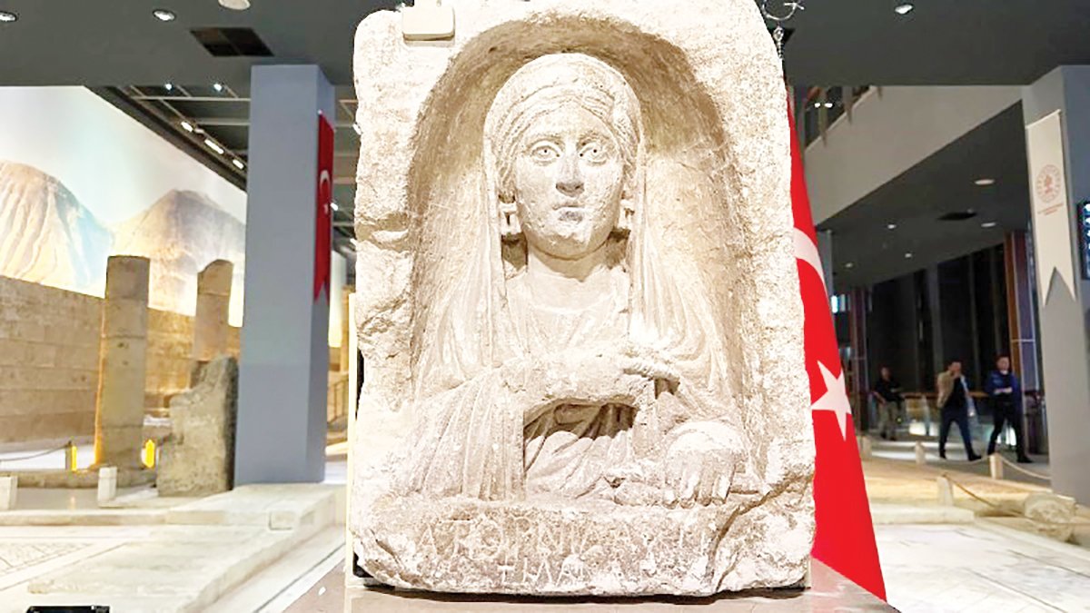 İtalya’ya kaçırılan Zeugma kökenli mezar steli artık evinde İtalya’ya kaçırılan Zeugma kökenli mezar steli artık evinde