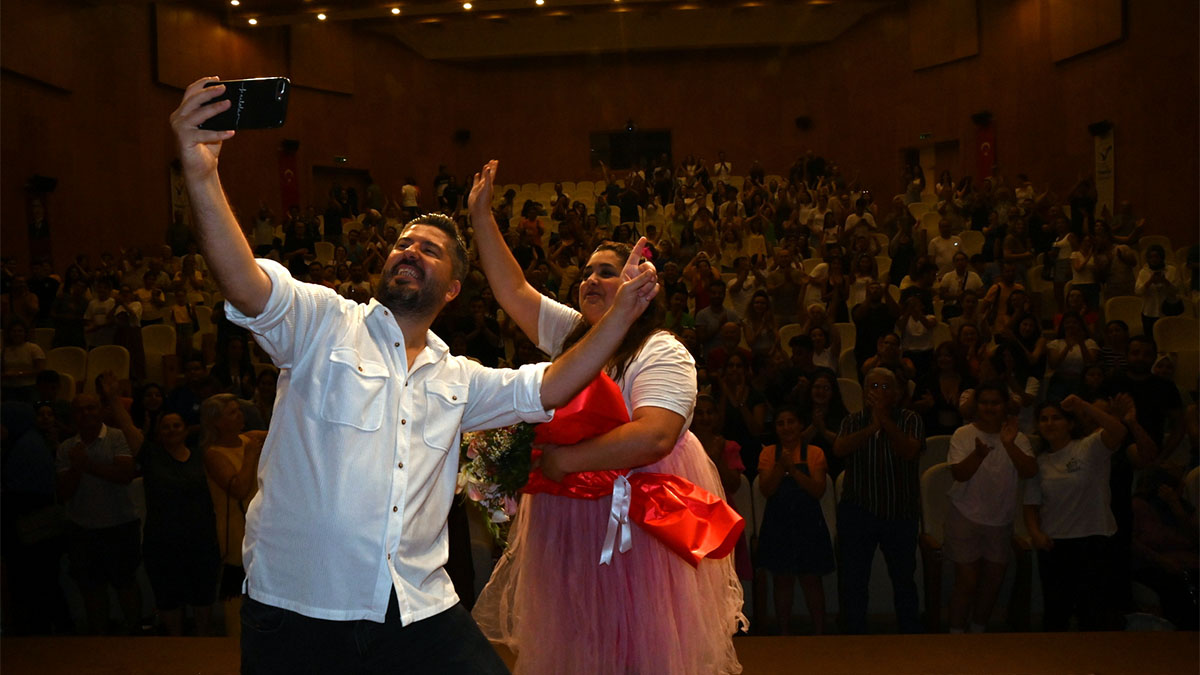 İ’te Kaka tiyatro oyunu izleyenleri kahkahaya boğdu