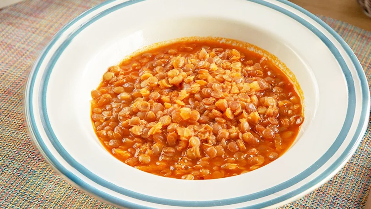 Mercimek yemeğiniz artık kararmayacak! Sadece bir miktar atın mucizeyi ...