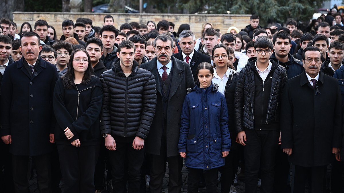 Depremde hayatını kaybedenler için okullarda saygı duruşu Depremde hayatını kaybedenler için okullarda saygı duruşu