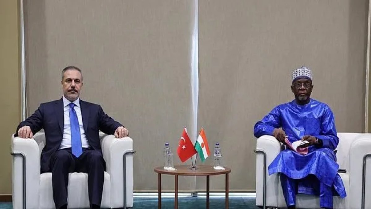 Bakan Fidan, Nijer Devlet Başkanı Tiani ile bir araya geldi Bakan Fidan, Nijer Devlet Başkanı Tiani ile bir araya geldi