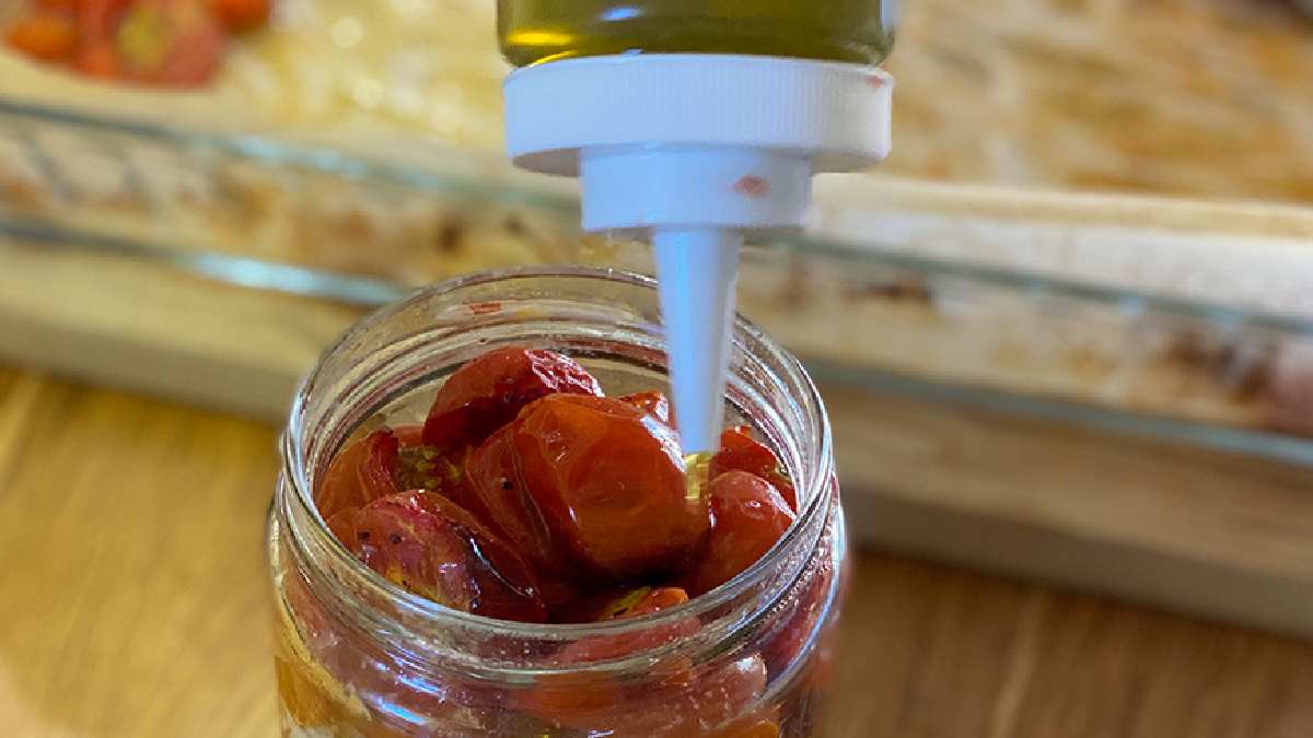 Konserve kapaklarını kapatmadan uygula! Biber ve domateslerin lezzeti ...