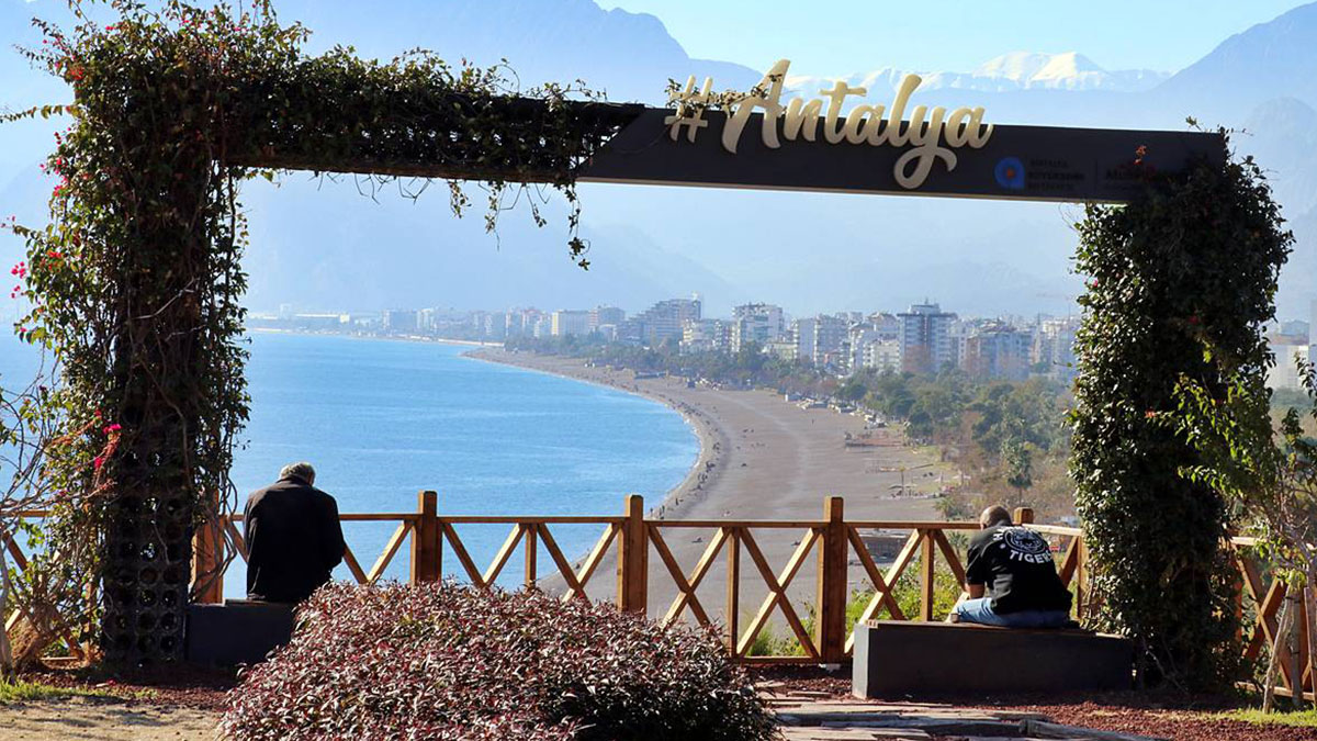 O kent iki mevsimi aynı anda yaşadı: Bir yanda kar, diğer yanda deniz ...