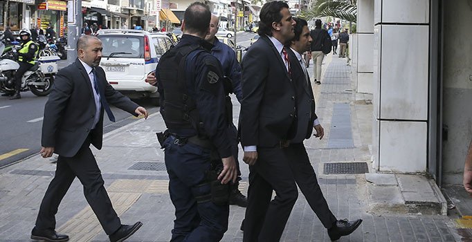 Yunanistan'a kaçan 8 darbeci askere Türkiye'den yeni iade talebi Yunanistan'a kaçan 8 darbeci askere Türkiye'den yeni iade talebi