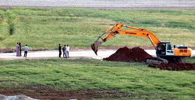 Suriye sınırına zırhlı araçlar için mevziler kazıldı Suriye sınırına zırhlı araçlar için mevziler kazıldı