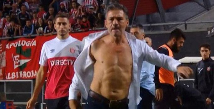 Nelson Vivas gömleğini parçaladı