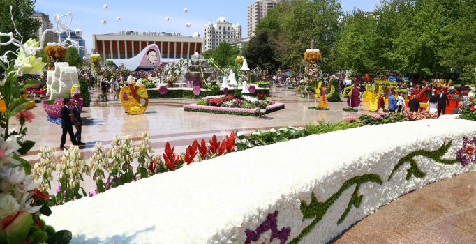 Azerbaycan'da şehirler 'Gül bayramı' ile süslendi