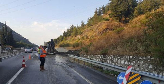 Manisa'da toprak kayması: Yol trafiğe kapatıldı - KARAR