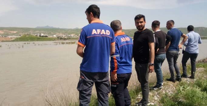 Balık tutarken nehre düşüp kayboldu Balık tutarken nehre düşüp kayboldu