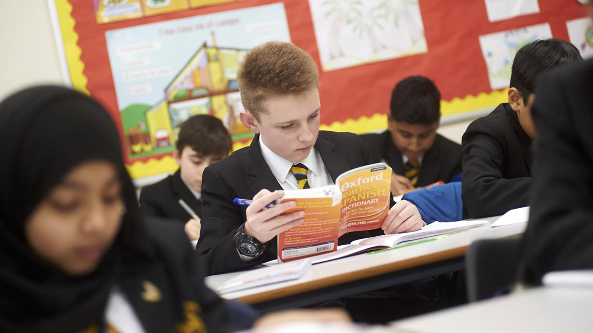 İngiltere'de Müslüman kız öğrenciye mahkeme yoluyla tehdit - KARAR