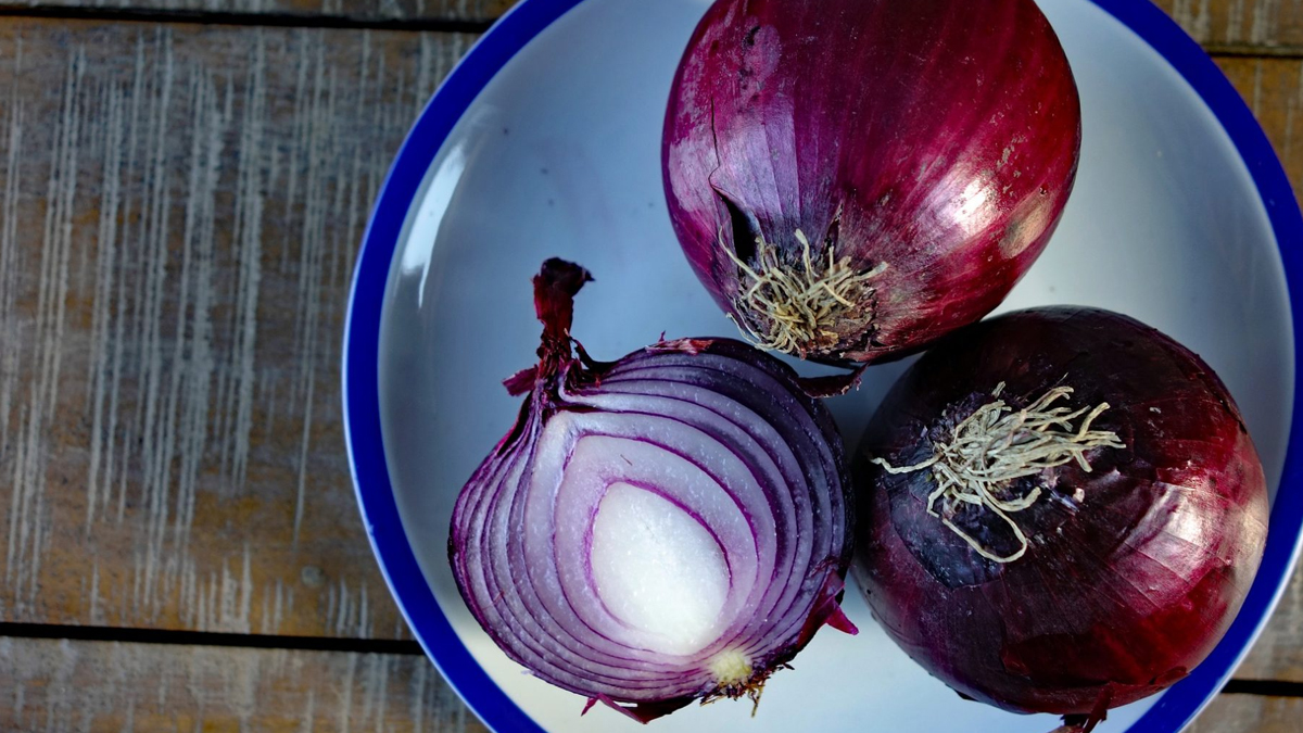 Kuru Soğan ile Temizlenebileceğiniz Şeyleri Öğrenince Şoke Olacaksınız ...