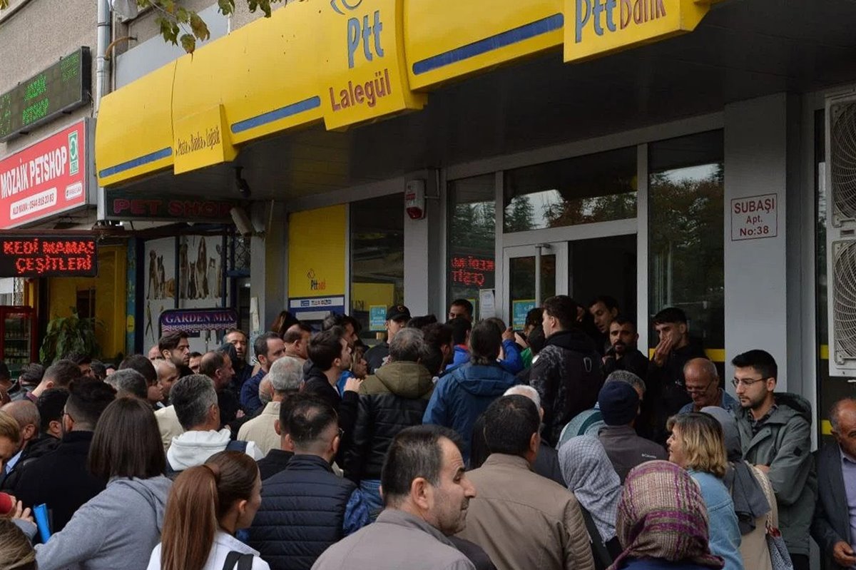 Yerli pasaport da çözüm olmadı: PTT önünde uzun kuyruklar devam ediyor Yerli pasaport da çözüm olmadı: PTT önünde uzun kuyruklar devam ediyor
