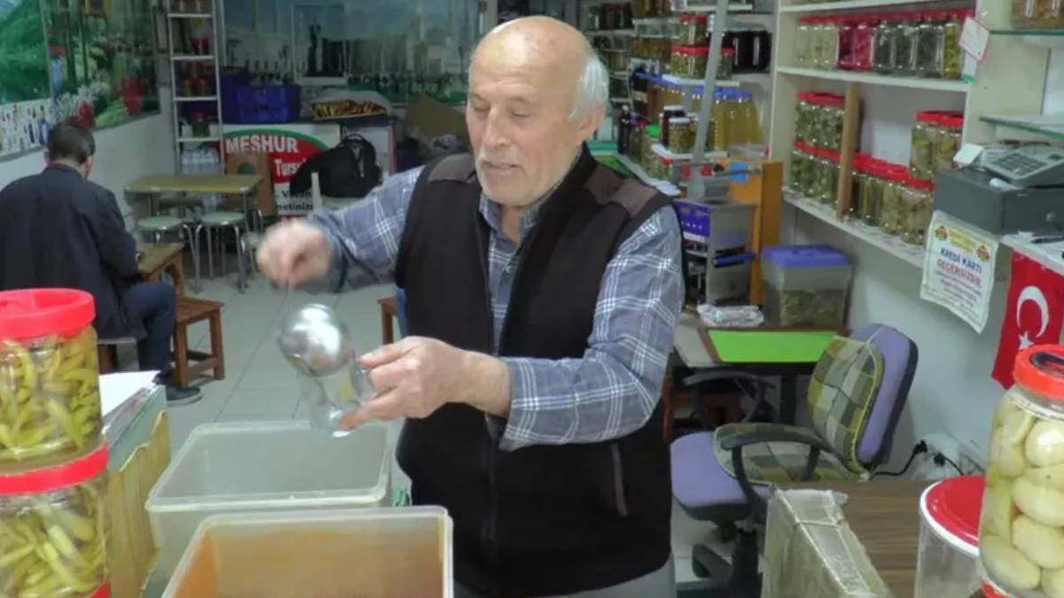 50 yıllık turşucu gizli malzemeyi açıkladı! Lezzetinin sırrı burada ...