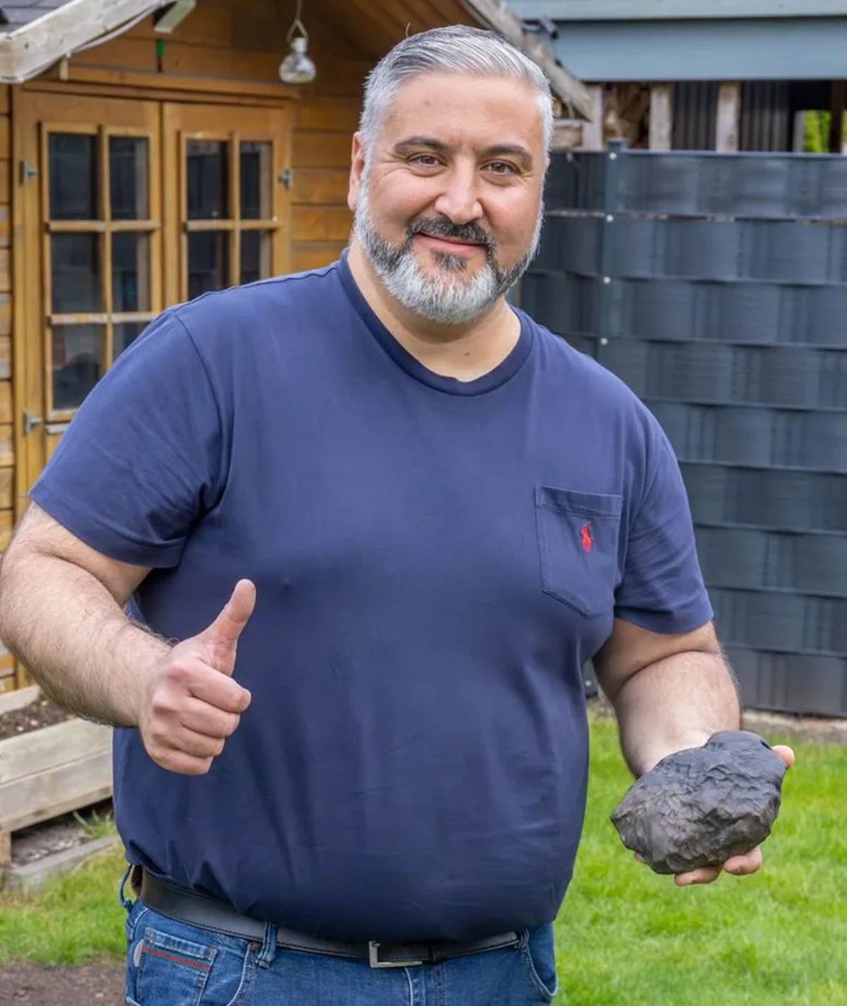 Bahçesine gökten zembille indi: Bir gecede zengin oldu! Şehrin ... Bahçesine gökten zembille indi: Bir gecede zengin oldu! Şehrin ...